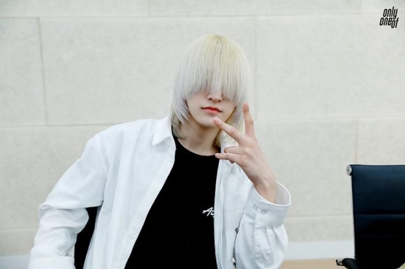 Faceless Star: Why a Korean singer hides his face behind long hair ...