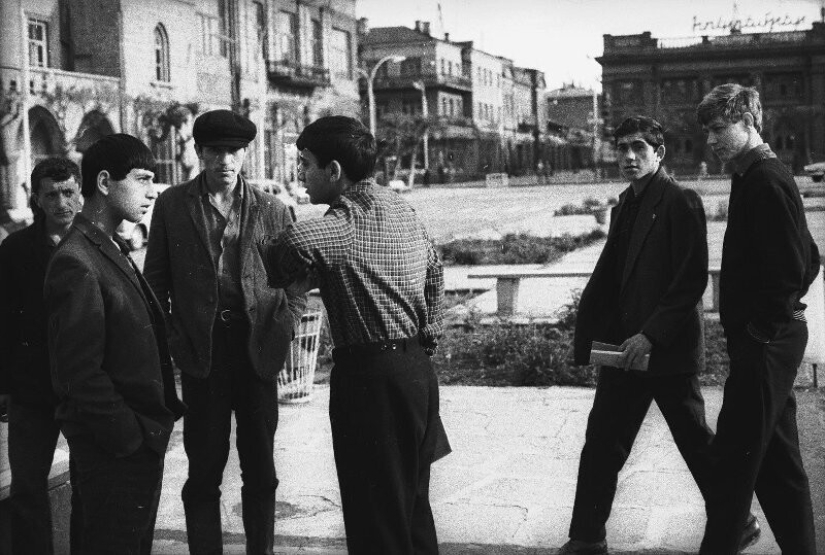 From dudes to hard workers: photos of Soviet youth of the 60s - Pictolic