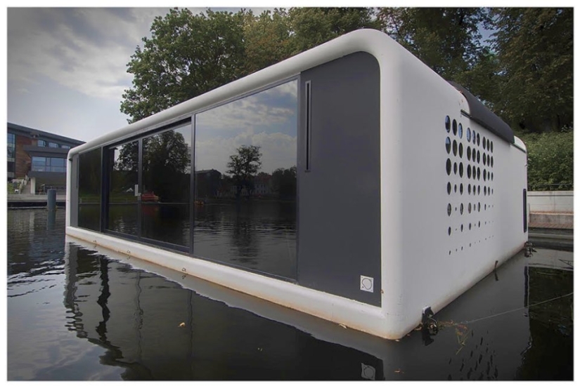 Futuristic house on the water - Pictolic