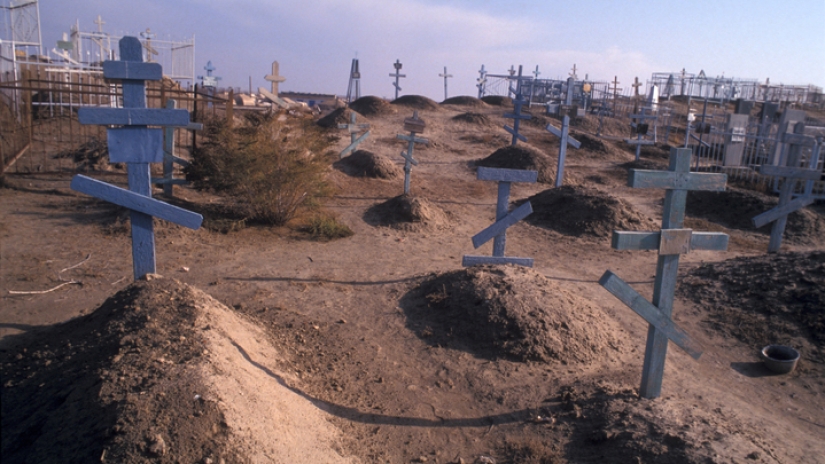 Cemetery stories, or Why are graves dug 2 meters deep? - Pictolic