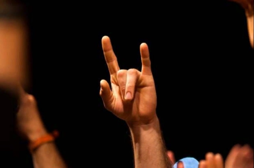 How did the "goat" gesture appear and what does it mean - Pictolic