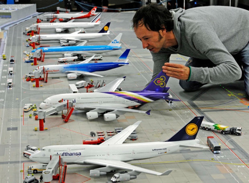 Let's take off! The largest airport model in the world - Pictolic