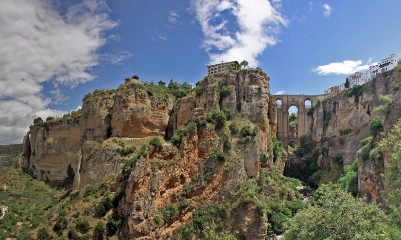 Soaring over the Ronda Gorge: an extraordinary city on the rocks - Pictolic