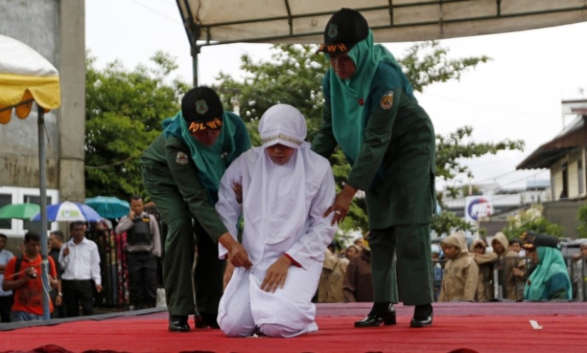 Indonesian female executioners - Pictolic