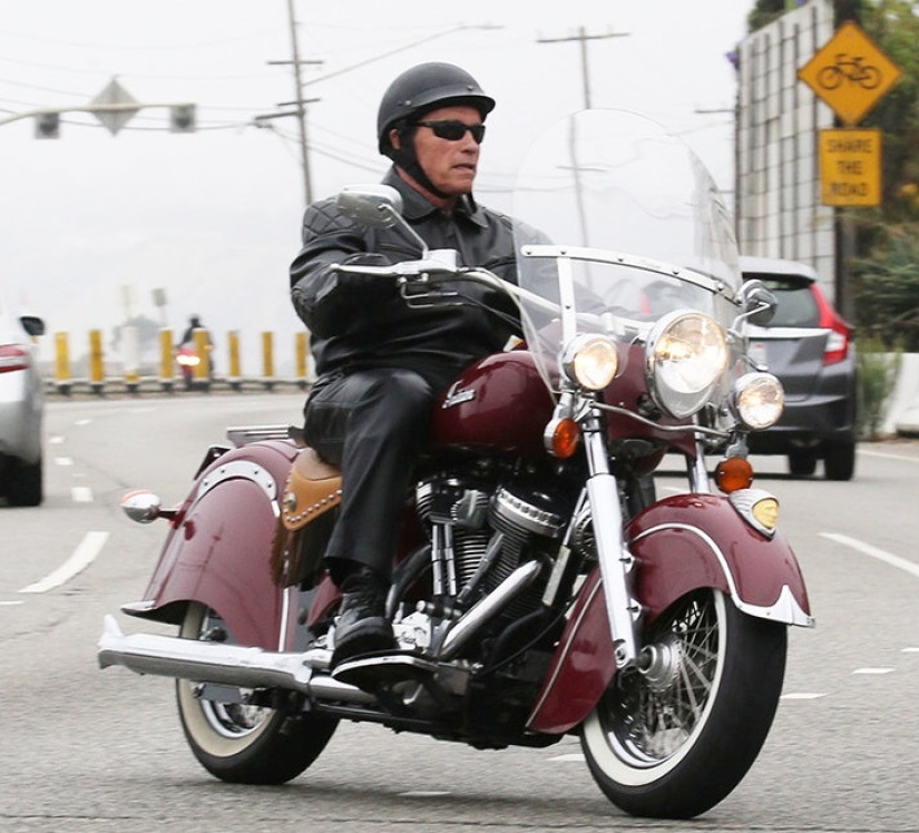 Let's go! Pitt, cher, Gosling and other star riders - Pictolic