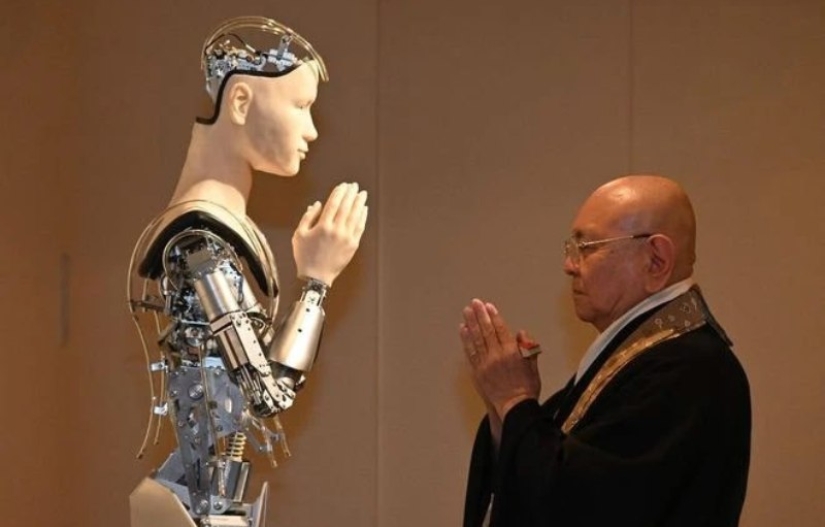 Progress has come so far: a robot preacher works in a Japanese temple ...