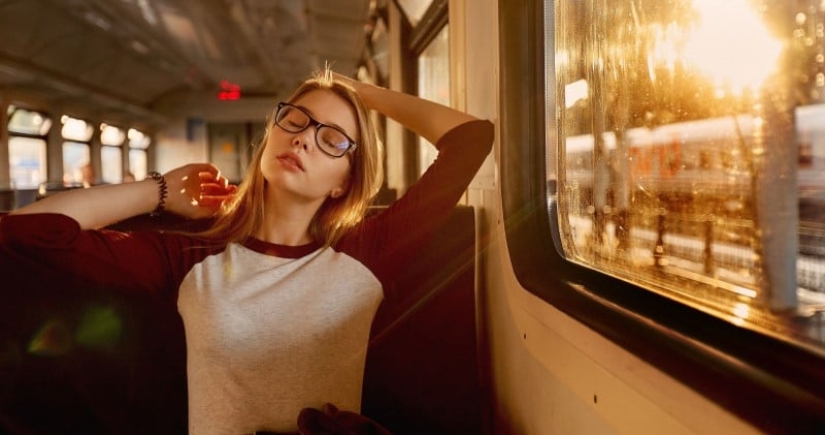 Why are train windows and airplane portholes made with rounded corners ...